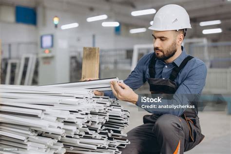 생산 라인에서 Pvc 창 프로파일을 검사하는 공장 작업자 알루미늄에 대한 스톡 사진 및 기타 이미지 알루미늄 사람들 산업 Istock