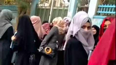 دانشجویان دختر دانشگاه بدخشان در اعتراض به حجاب اجباری تظاهرات کردند