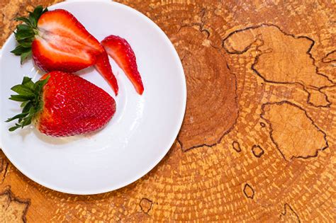 흰색 접시에 빨간 육즙 딸기 나무 배경 플랫 레이 복사할 장소입니다 0명에 대한 스톡 사진 및 기타 이미지 0명 개체 그룹 건강관리와 의술 Istock