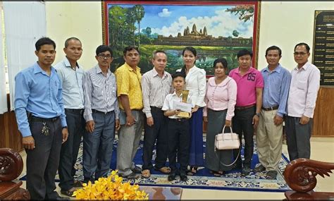 ឯកឧត្តម គួច ចំរើន ផ្តល់ថវិកាលើកទឹកចិត្តបេក្ខជនជ័យលាភី ផ្នែកស្មូតកំណាព្យ ក្រសួងព័ត៌មាន