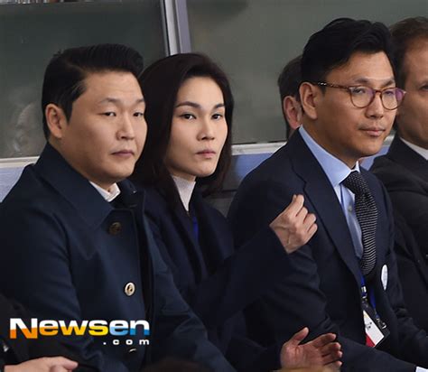 더쿠 [포토엔]싸이 이서현 김재열 부부 사이에서 관전