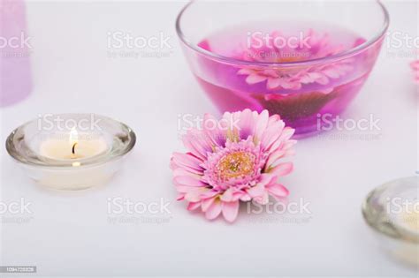 네일 케어 뷰티 살롱에서 자연 손톱의 아름 다운 여자의 근접 촬영 여성 몸을 담글 손톱에 투명 한 유리 그릇 물 가득한 실내 스파 매니큐어 개념입니다 높은 해상도 공 스포츠