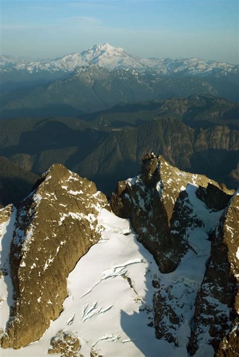 Видео Куќа на врв од планина во која може да се преспие бесплатно доколку успеете да се
