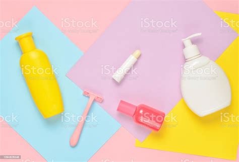 색종이 배경에 여성 아름다움의 관리에 대 한 제품 샴푸 비누 제 모기 면도기 향수 병 립스틱 매니큐어의 병 상위 뷰 면도 크림에