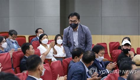 인사하는 최형두 연합뉴스