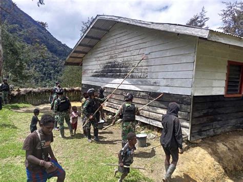 TNI AD Peduli Gereja Katolik Santa Sisila Dengan Gotong Royong