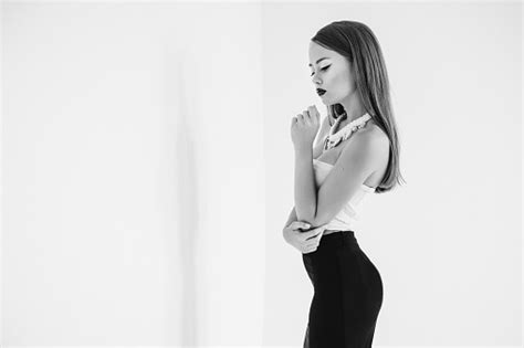 Chica Con Una Blusa Blanca Y Falda Negra Foto De Stock Y Más Banco De
