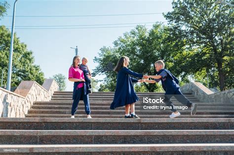 한부모 패밀리 한 부모 패밀리 미혼모 혼자 자녀를 양육 큰 행복한 가족 한 어머니 세 아이 아이들과 개는 여름 공원에서 함께 재생합니다 2 3 살에 대한 스톡 사진 및 기타
