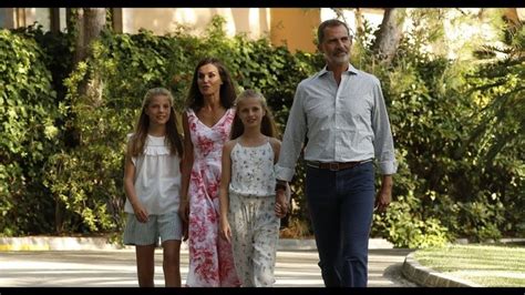 Posado De La Familia Real En Los Jardines De Marivent