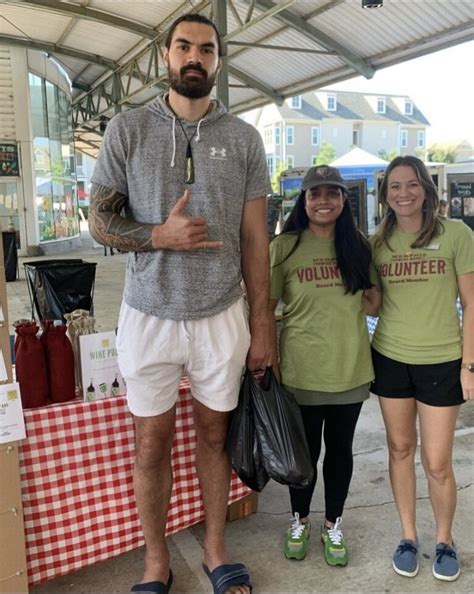 Steven Adams Shopping At The Memphis Farmers Market R Memphisgrizzlies