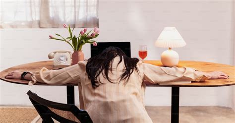 노트북을 들고 테이블에 앉아 있는 여성 사진 Unsplash의 레이디 보스 이미지