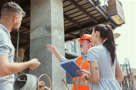 포먼 또는 Achitect 는 젊은 부부에게 집 사무실 또는 상점 디자인 계획을 보여줍니다 가정 생활에 대한 스톡 사진 및 기타 이미지 Istock