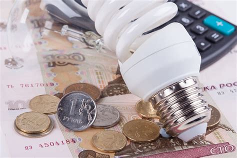 Konsep Hemat Energi Bola Lampu Listrik Uang Rubel Dan Kalkulator Foto