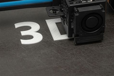 3d 프린터는 흰색 필라멘트 Pla로 단어 3d를 인쇄합니다 3차원 인쇄에 대한 스톡 사진 및 기타 이미지 3차원 인쇄 3
