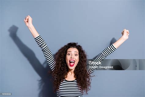꽤 평온한 부주의 매력적인 재미 입 열고 소리와 펑키 비명 시끄러운 사람 여자 주먹 손을 보면 카메라를 절연 회색 배경 갈색