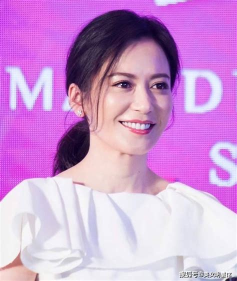 越老越有女人味！52岁俞飞鸿性感丰满，美得让人上头！