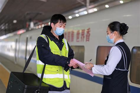 新华全媒｜从灶台到站台 高铁“外卖员”争分夺秒为旅客送上一碗热饭 新华网客户端