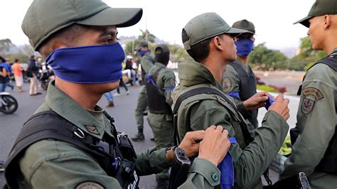 Venezuela por qué los militares que apoyan a la oposición se identifican con cintas azules La