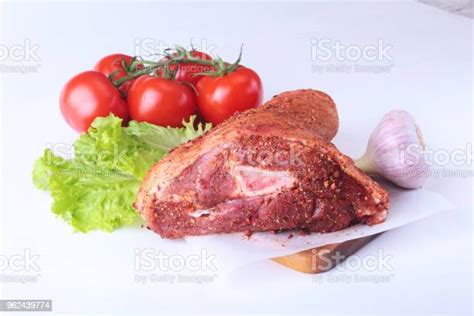 원시 돼지고기 너 클과 야채 마늘 토마토 향신료 양상추 절단 보드에 나뭇잎 선택적 초점입니다 요리에 대 한 준비 건강한 식생활에
