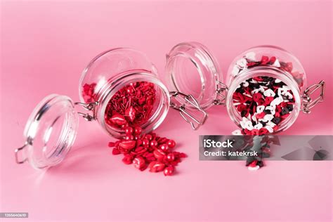 분홍색 배경 수평에 하트와 입술모양에 사탕이 뿌려진 두 개의 유리 항아리 갈색에 대한 스톡 사진 및 기타 이미지 갈색