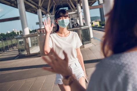 지하철 역 플랫폼에서 보호를위한 얼굴 마스크를 착용하는 소녀 2020년에 대한 스톡 사진 및 기타 이미지 2020년 2명