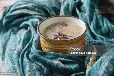 우유에는 향미료를 가진 세라믹 컵에 전통적인 인도 Masala 티 어두운 Batskground입니다 0명에 대한 스톡 사진 및