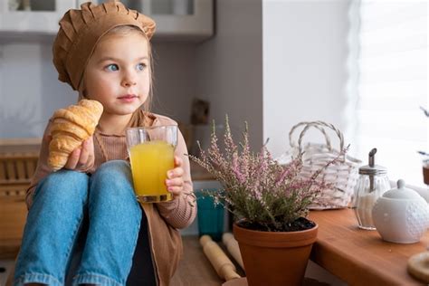 Enfant Cuisinant Et S amusant à La Maison Photo Gratuite