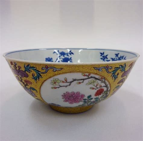 清道光 外黄地轧道粉彩内青花花卉纹碗1 英国V A博物馆藏 古玩图集网