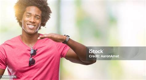 손으로 큰 및 큰 크기 표시 측정 기호를 보여주는 몸짓 격리 된 배경 위에 아프리카 미국 사람 카메라를 보고 웃 고 측정 개념입니다 개념에 대한 스톡 사진 및 기타 이미지