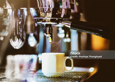 커피를 양조하는 에스프레소 머신 커피숍에서 안경에 쏟아지는 커피 커피 머신에서 쏟아지는 에스프레소 0명에 대한 스톡 사진 및 기타 이미지 Istock