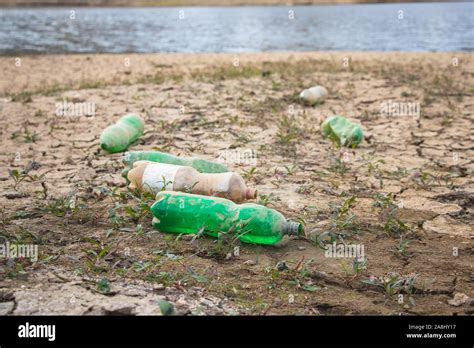 Les Bouteilles En Plastique Projetées Sur Le Sol Polluent L
