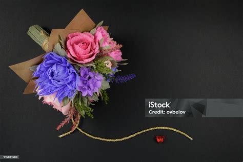 다채로운 종이 꽃과 엽서 초청장 및 등 대를 배경으로 검은 바탕에 작은 빨간색 하트 부케 개화기에 대한 스톡 사진 및 기타 이미지 개화기 기념일 꽃 나무 Istock