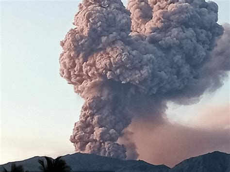 印尼杜科诺火山喷发火山灰柱达2000米 马鲁古省 机构 时间