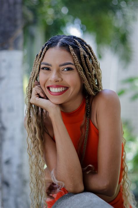 Destaque Na Noite De Fortaleza Vanessa A Cantora Divide Momentos
