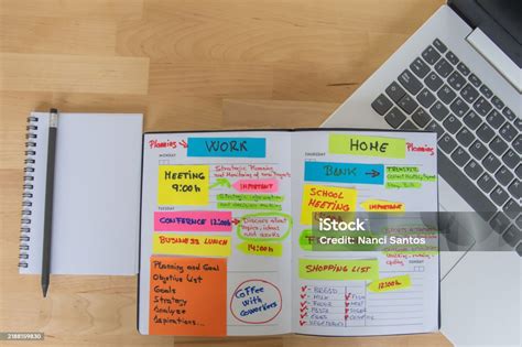 생산적인 작업 책상 오픈 플래너 월간 캘린더 노트북 및 다채로운 문구류 목표 설정 작업 조직 시간 관리 및 효율적인 일일 계획의 본질을 포착합니다 0명에 대한 스톡 사진 및