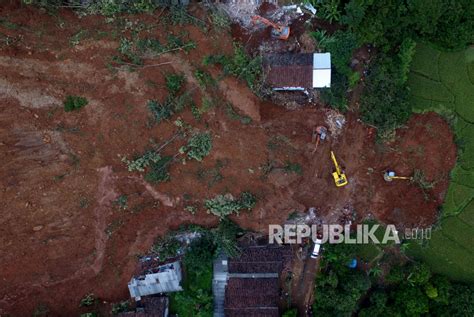 SAR Evakuasi 26 Korban Tertimbun Longsor Di Nganjuk Republika Online