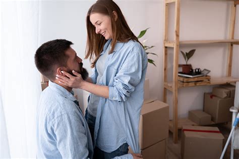 새 아파트의 젊은 부부는 부동산을 구입 한 후 남성과 여성을 포용합니다 새 집의 남자와 여자 소유자 이동 및 재배치 개념 20