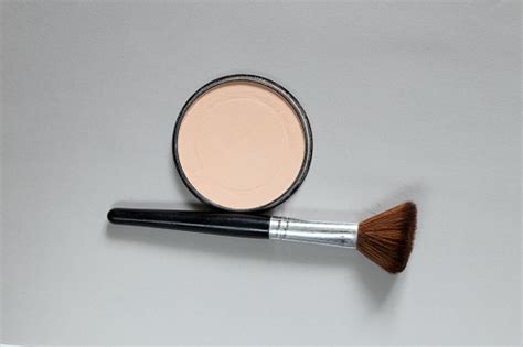 플라스틱 라운드 패키지의 파우더와 회색 배경의 브러시 여성 화장품 클로즈업 파운데이션 파우더 갈색에 대한 스톡 사진 및 기타 이미지 Istock