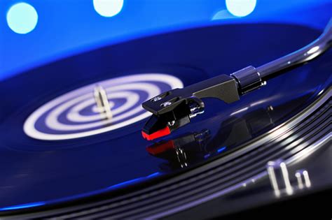 턴테이블 비닐 레코드 플레이어 Dj가 재생 음악을 혼합 하는 사운드 기술 빈티지 비닐 파티 밝은 디스코 조명 배경 장식에 플레이어를 기록 합니다 비닐 레코드에 바늘 0명에