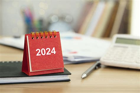 2024 새해 복 많이 받으세요 배경입니다 2024년 책상 위의 빨간 달력 새해 컨셉의 목표 사업 및 예산 계획을 수립합니다