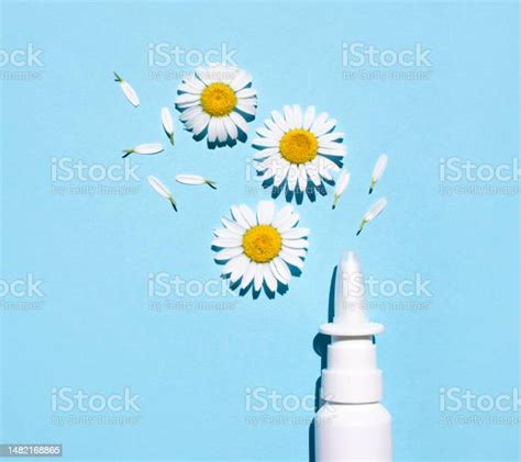 파란색 배경에 비강 스프레이의 흰색 플라스틱 패키지입니다 계절성 알레르기 치료 평면도 텍스트 공간 나잘 스프레이에 대한 스톡