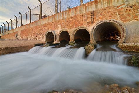 620개 이상의 Ocean Sewage Pipeline 스톡 사진 그림 및 Royalty Free 이미지 Istock