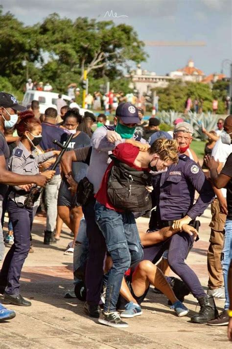 Fotos Y Videos Violenta Represión En Cuba • Noticias De Puerto