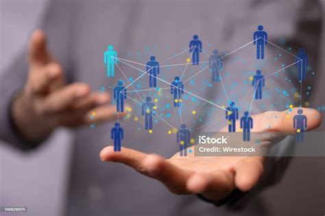 사이버 공간 주제를 설명하는 사람과 함께 3d 렌더링된 연결 기호의 홀로그램 3차원 형태에 대한 스톡 사진 및 기타 이미지