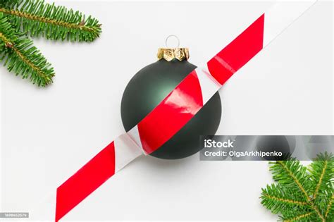 코로나바이러스 2019ncov 기간 동안 2021년 새해와 크리스마스를 위한 개념입니다 녹색 공 전나무 가지 밝은 배경에 금지