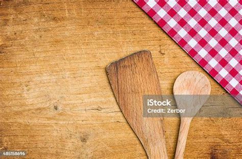 나무 숟가락으로 바둑판무늬 식탁보 따라 압살했다 배경기술 2015년에 대한 스톡 사진 및 기타 이미지 2015년 고풍스런