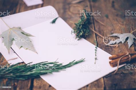 香草和香料 背景與文本的空間 迷迭香 百里香 肉桂在一個舊的木桌上白色背景與草藥複製空間 照片檔及更多 健康飲食 照片 Istock