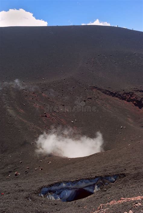 Cráter Del Volcán El Etna En Sicilia Foto De Archivo Imagen De Vulgar