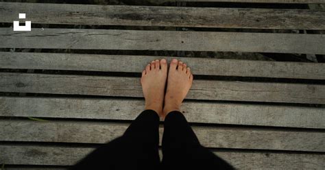 Une Personne Debout Sur Un Banc En Bois Photo Photo Brun Gratuite Sur