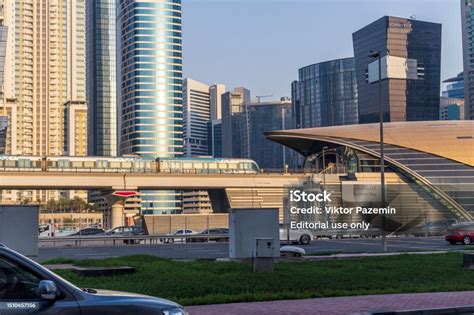 두바이 Uae 21062023 셰이크 자예드 도로를 따라 있는 현대적인 고층 빌딩의 사진 도시 0명에 대한 스톡 사진 및 기타